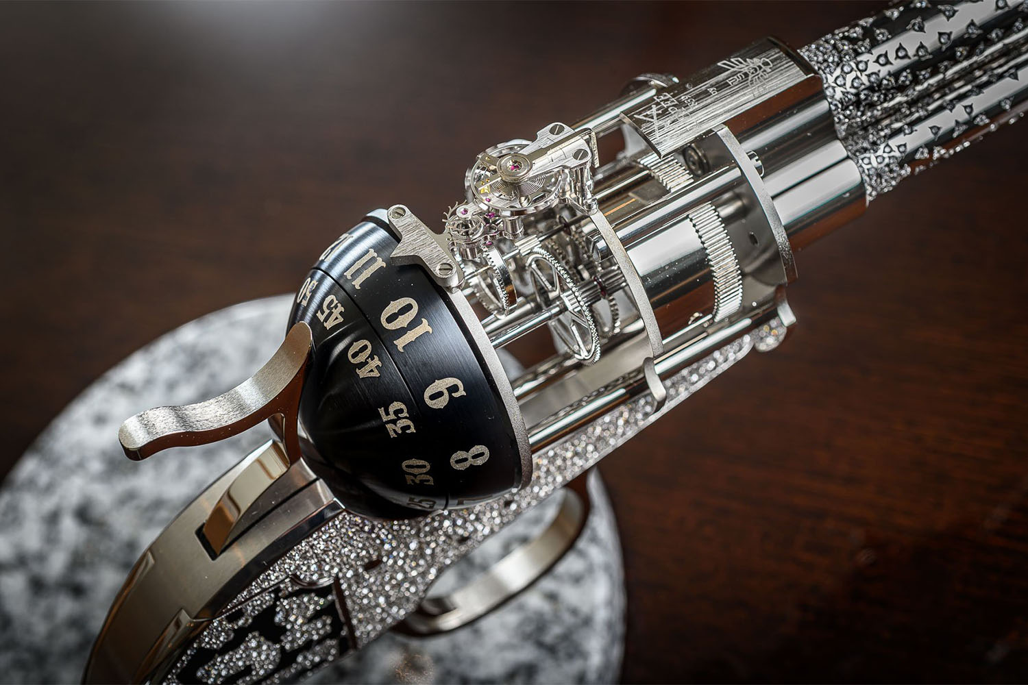 Единственные в своем роде настольные часы-револьвер Diamond — Jewellery Mag