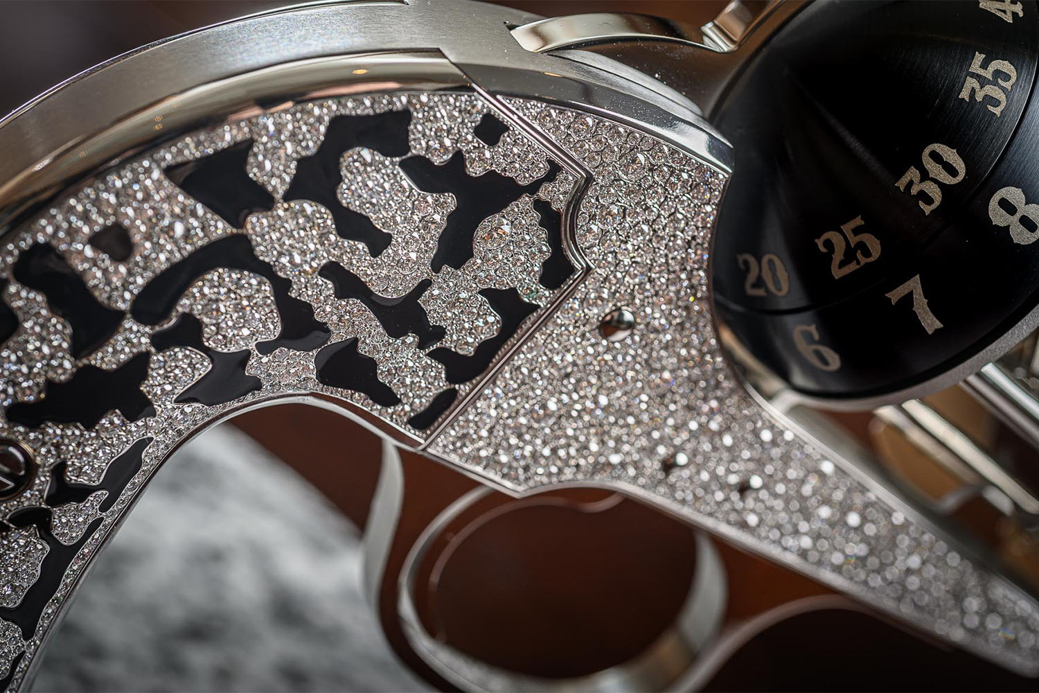 Единственные в своем роде настольные часы-револьвер Diamond — Jewellery Mag